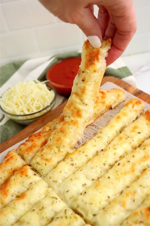 Cheesy Garlic Pizza Crust Breadsticks – A Crowd Favorite! – Animalspt